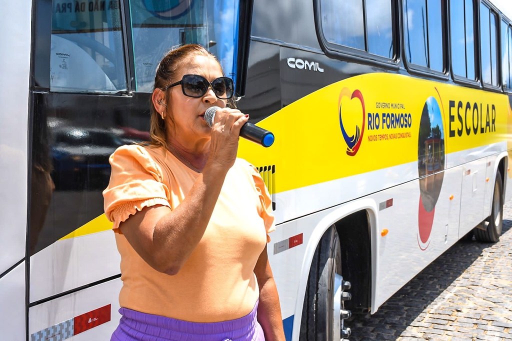 Isabel Hacker entrega 8 novos ônibus à população de Rio Formoso ...