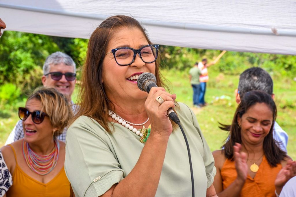 A prefeita Isabel Hacker, assinou a ordem de serviço para pavimentação ...
