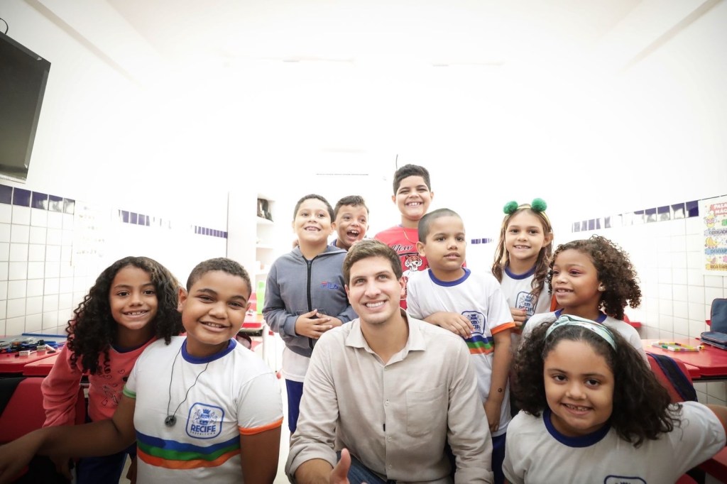 Prefeitura do Recife entrega escola no bairro do Barro - FalaPE FalaPE