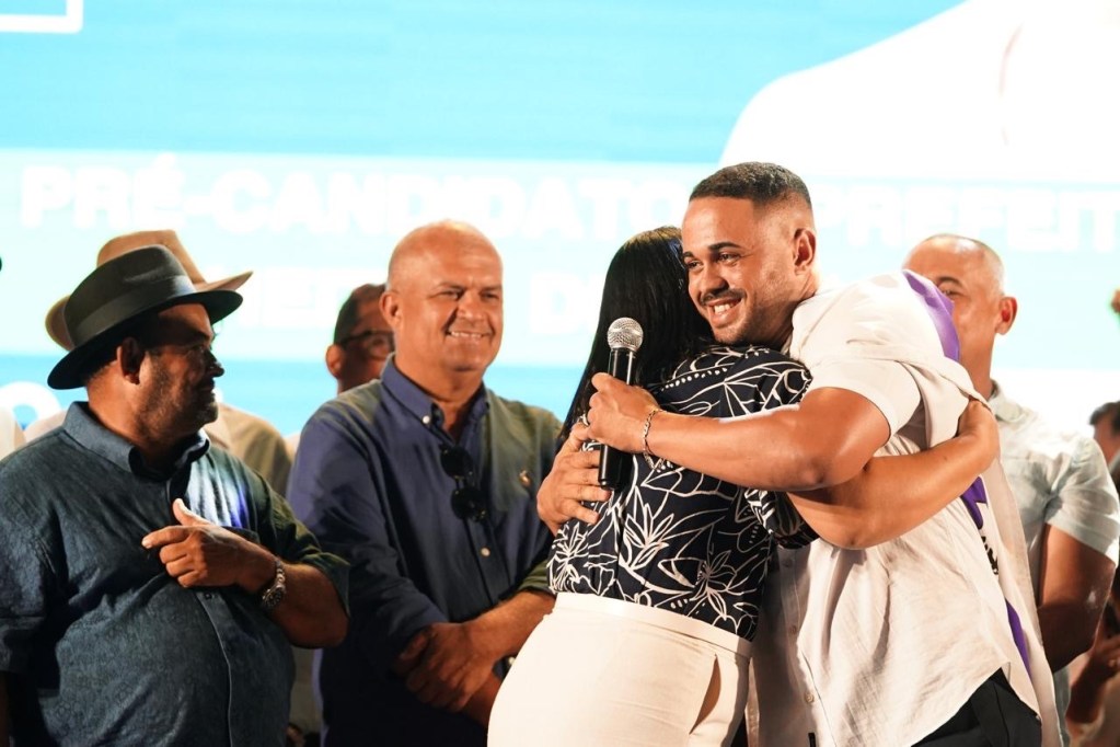Em Moreno, Heitor de Enoque anuncia Karina Lira como vice, durante ...