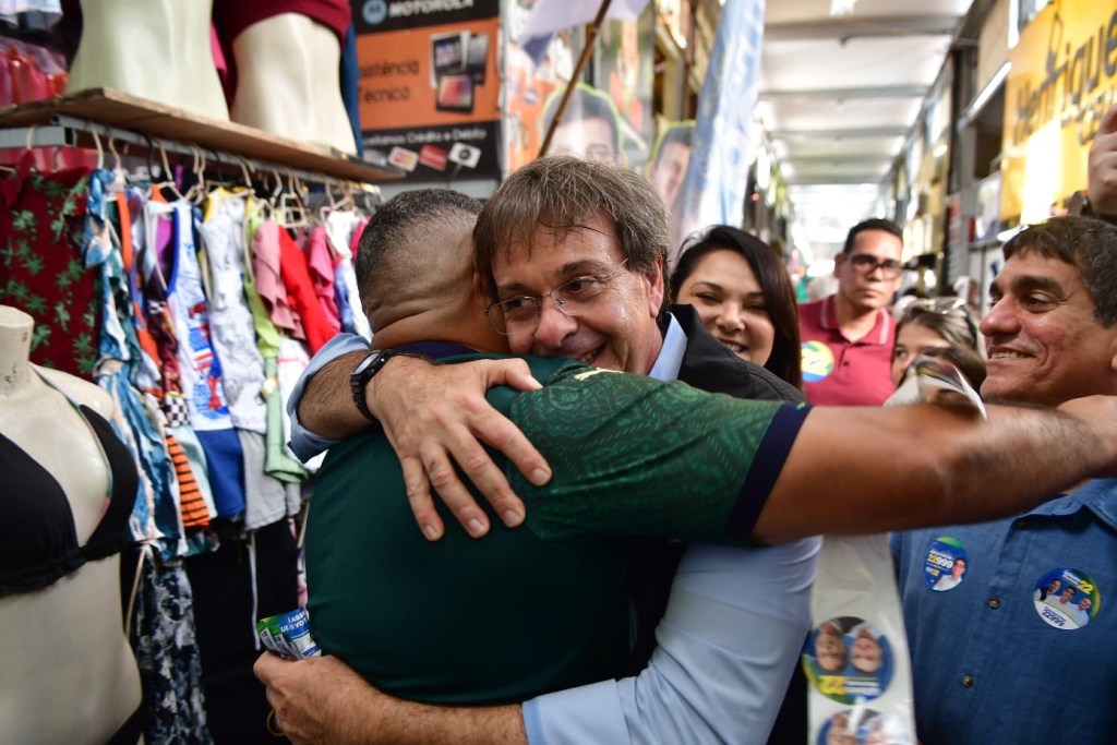 Gilson Machado e Leninha Dias realizam caminhada no camelódromo do ...